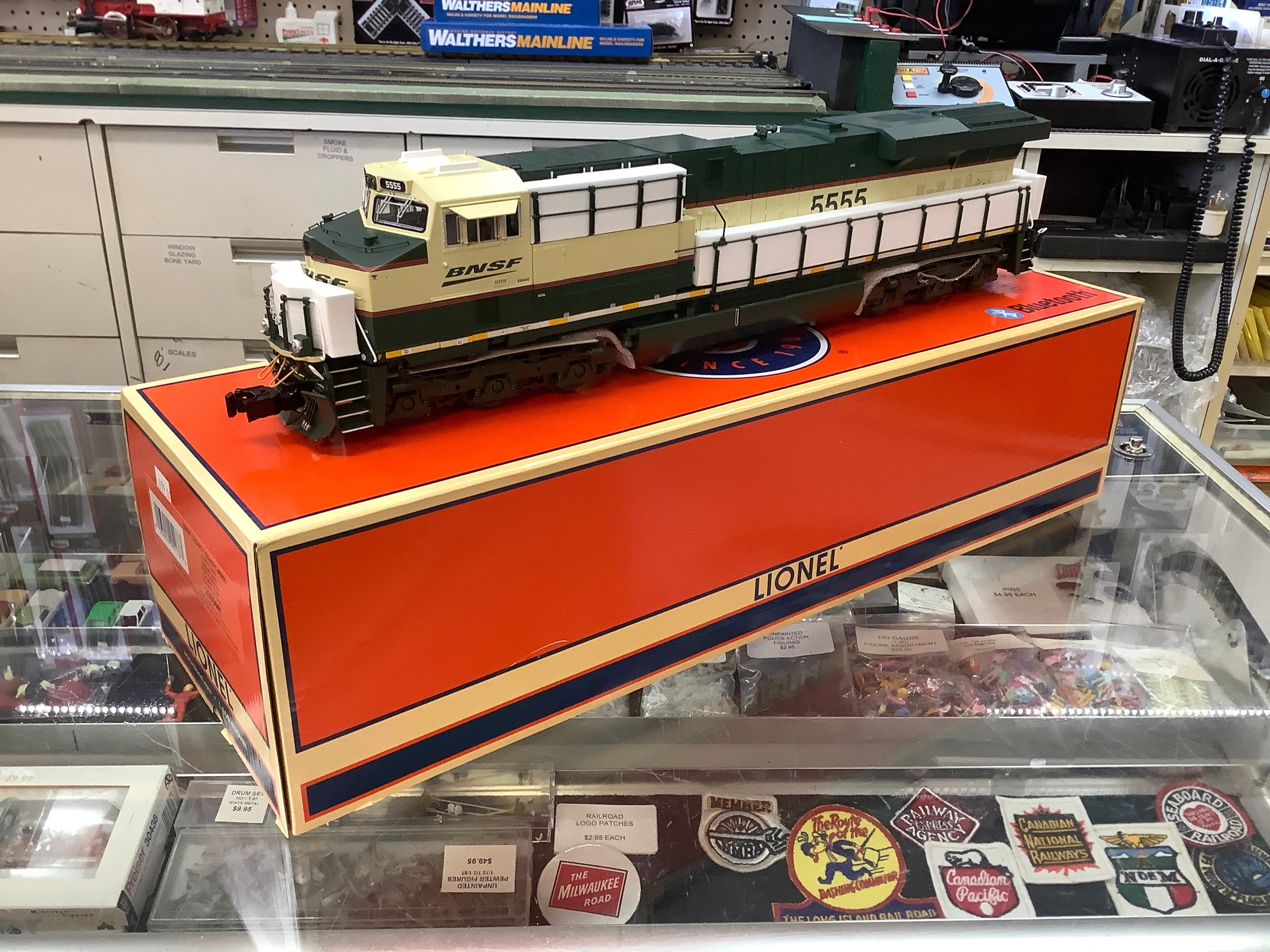 Lionel BNSF Legacy ES44AC Diesel Locomotive #5555 Gauge Engine 2333441 | Model Train Crossing
