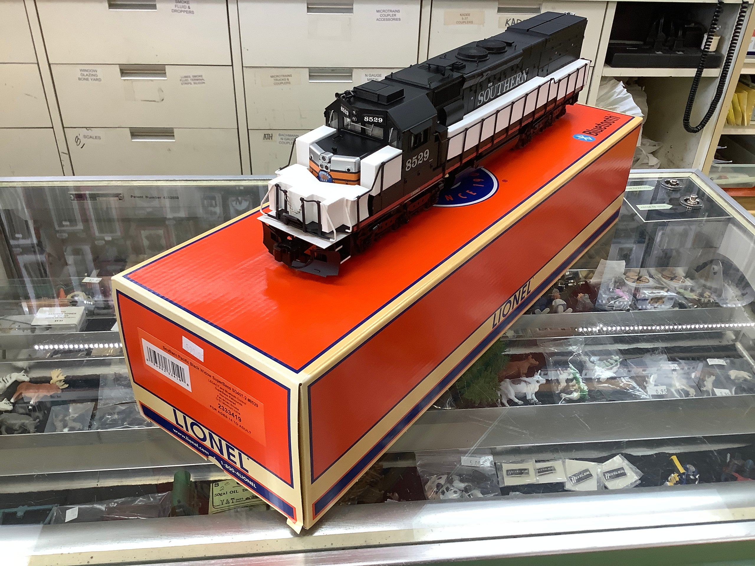 Lionel 2333419 Southern Pacific Black Widow SuperBass SD40T-2 #8529 | Model Train Crossing